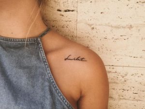 49 ELEGANT SHOULDER TATTOOS FOR WOMEN WITH STYLE - yeslip